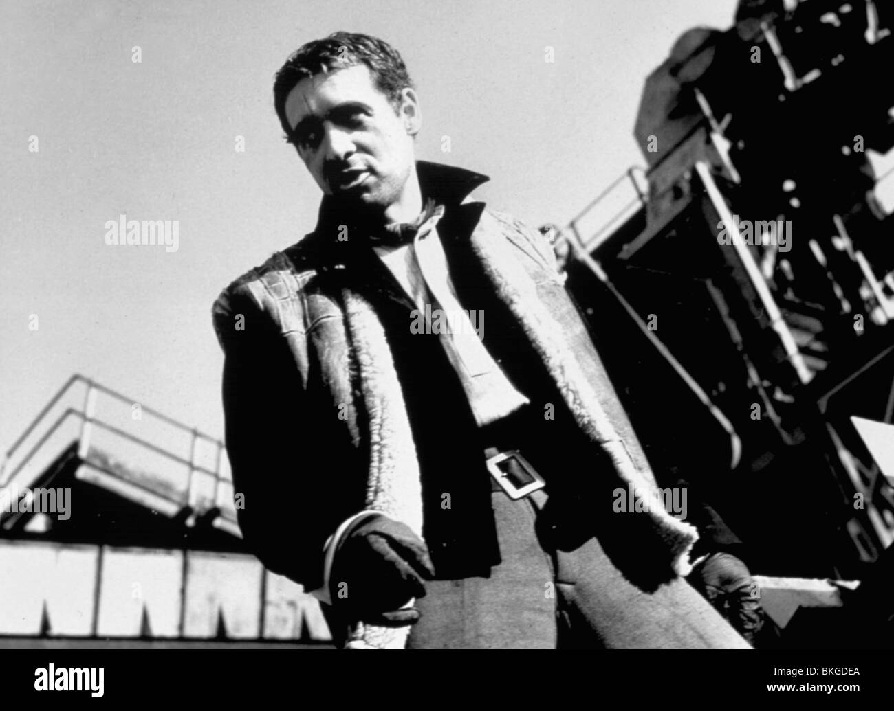 HELL DRIVERS (1957) PATRICK MCGOOHAN HELD 013 Stock Photo - Alamy