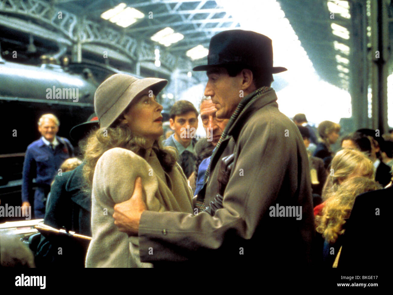 HOPE AND GLORY (1987) SARAH MILES, DERRICK O'CONNOR HPG 002 Stock Photo ...