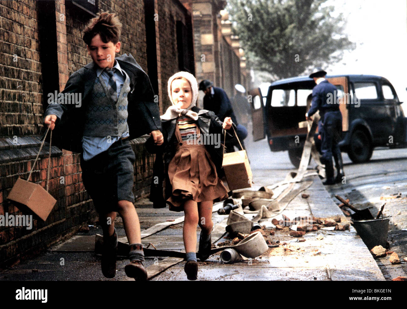 HOPE AND GLORY (1987) SEBASTIAN RICE-EDWARDS, GERALDINE MUIR HPG 013FOH ...