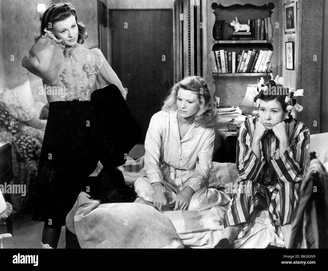 KITTY FOYLE (1940) GINGER ROGERS KTYF 002P Stock Photo - Alamy