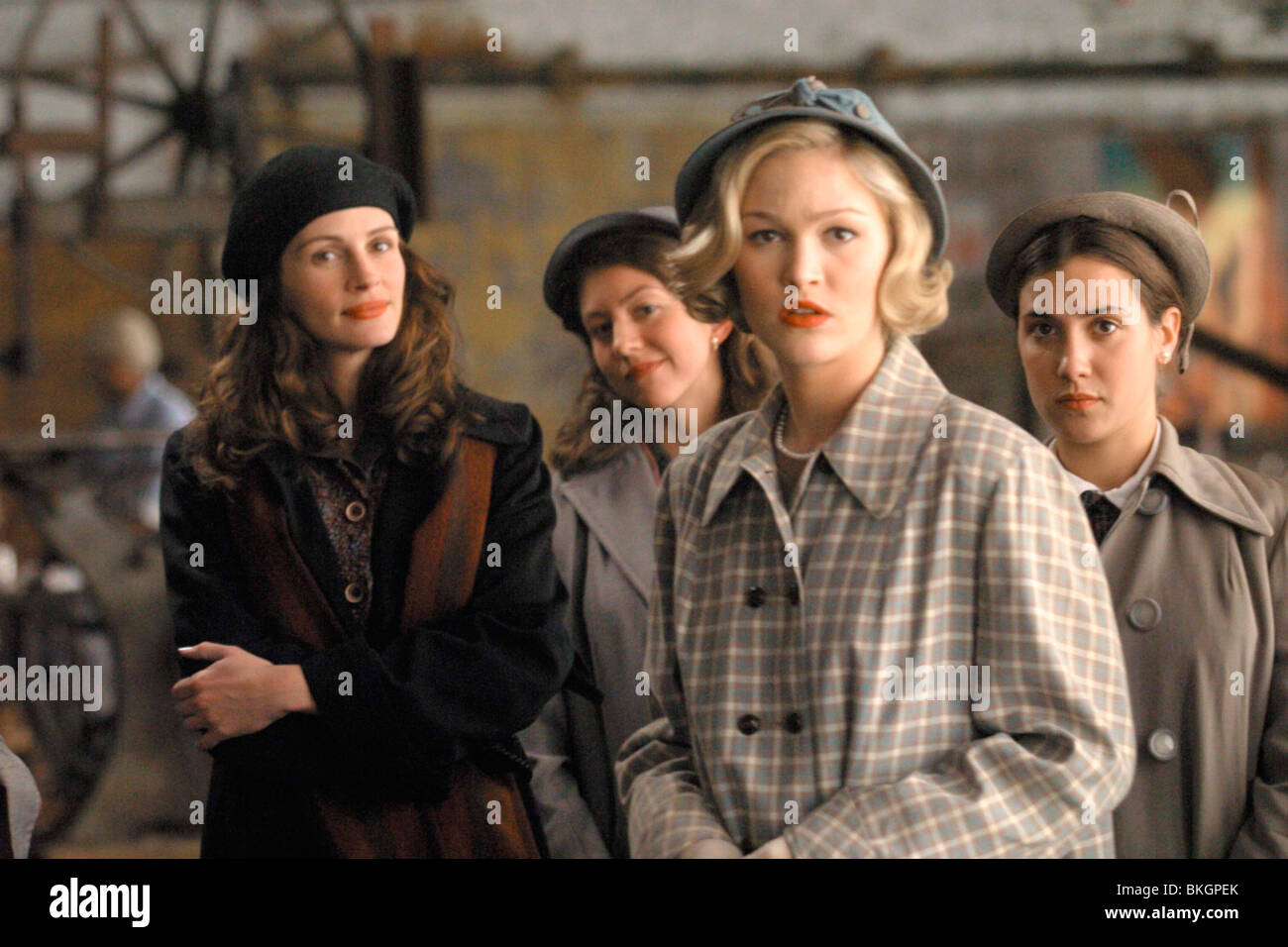 Mona Lisa Smile 2003 Julia Roberts Julia Stiles Mona 001 077 Stock