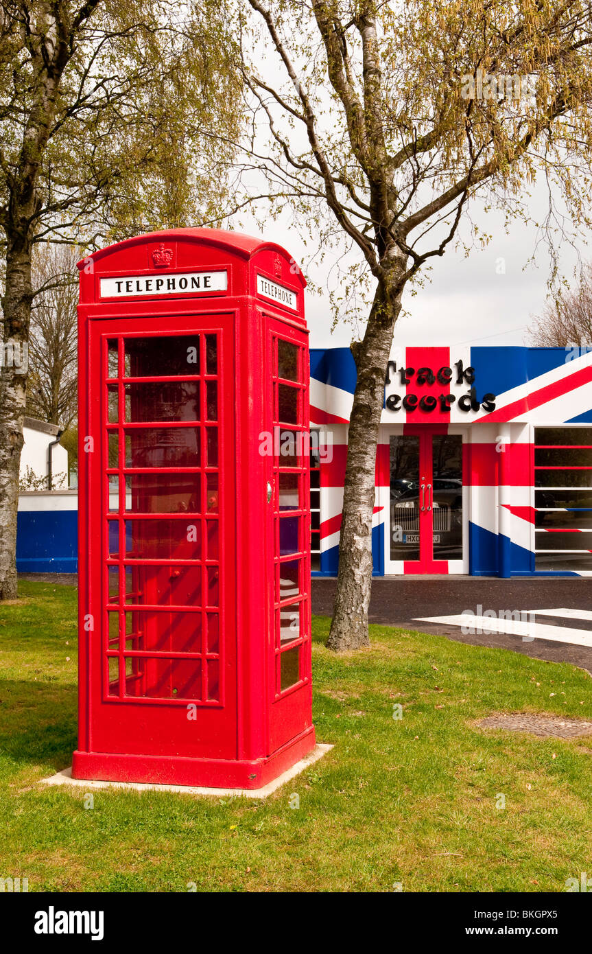British traditional red telephone hi-res stock photography and images ...