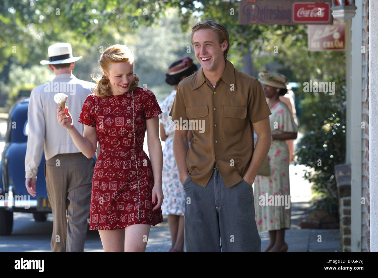 THE NOTEBOOK (2004) RACHEL MCADAMS, RYAN GOSLING NBOK 001-F Stock Photo - Alamy