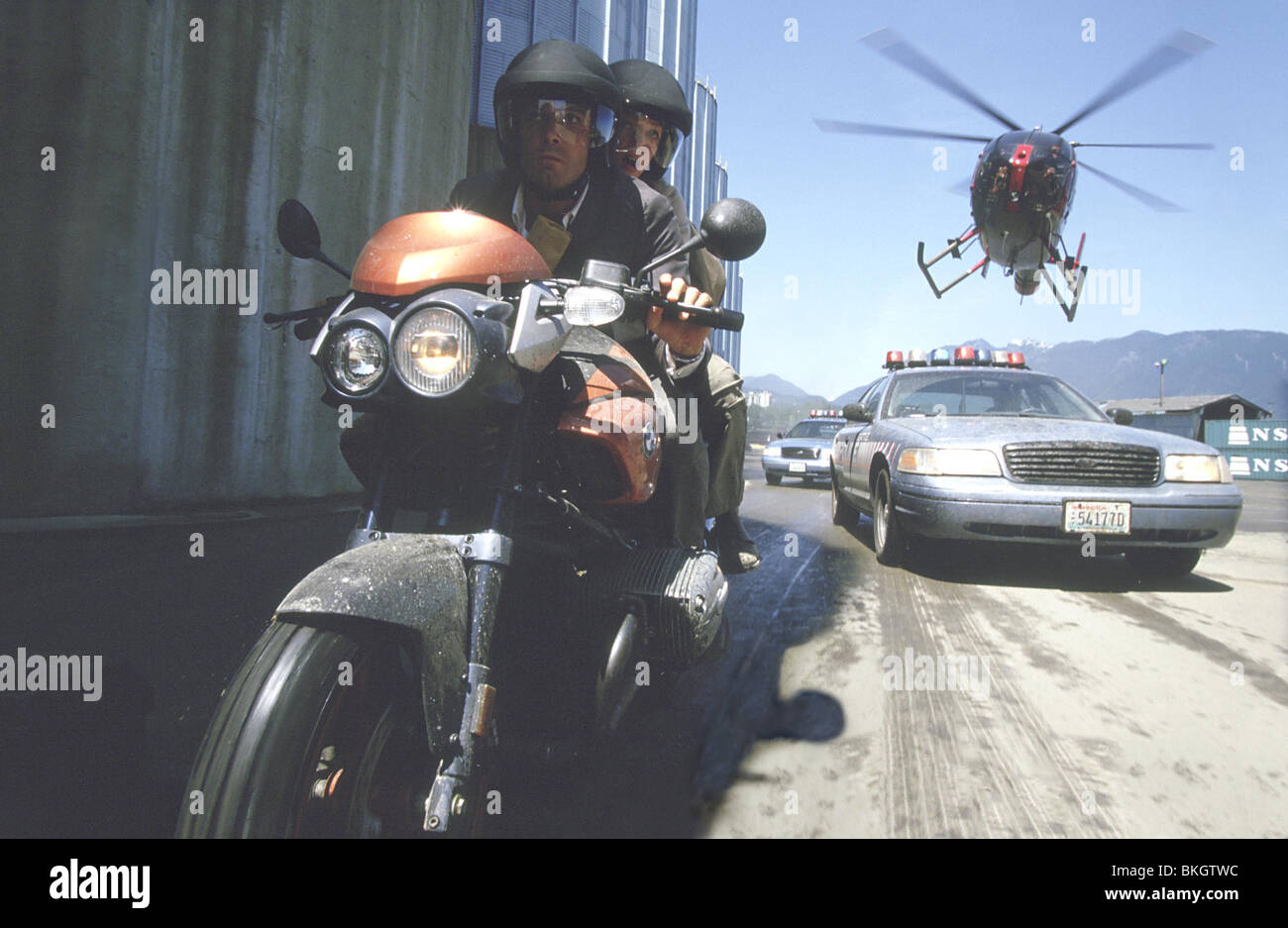 PAYCHECK (2003) BEN AFFLECK, UMA THURMAN PAYC 001-02 Stock Photo - Alamy