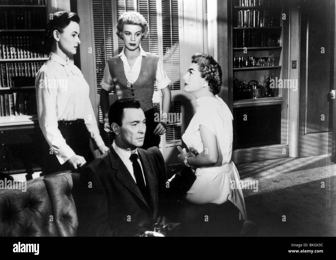 QUEEN BEE (1955) BARRY SULLIVAN, JOAN CRAWFORD QUNB 002P Stock Photo ...