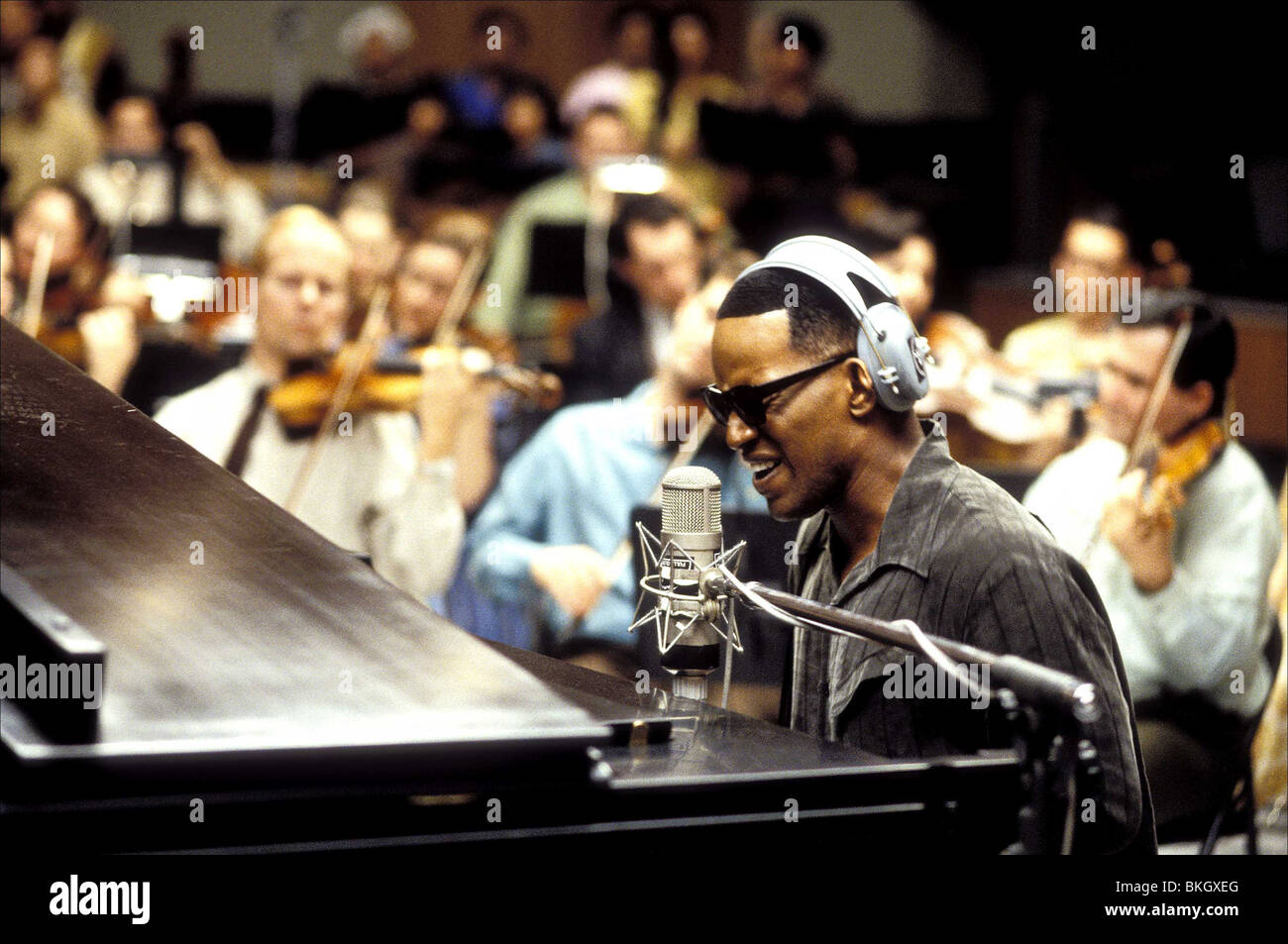 RAY (2004) UNCHAIN MY HEART: THE RAY CHARLES STORY (ALT) JAMIE FOXX RAY ...