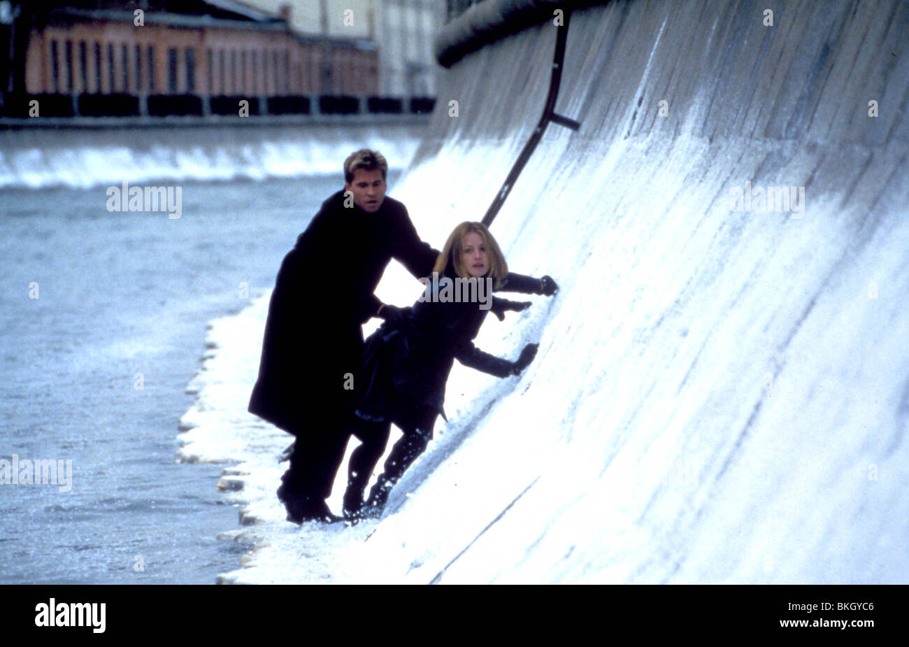THE SAINT (1997) VAL KILMER, ELISABETH SHUE SAIN 104 Stock Photo - Alamy