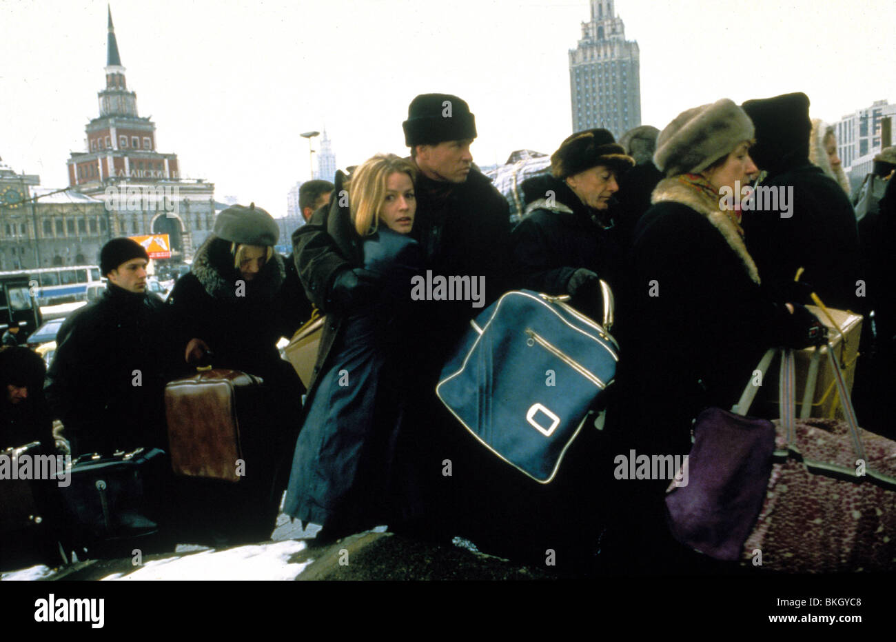THE SAINT (1997) ELISABETH SHUE, VAL KILMER SAIN 106 Stock Photo - Alamy