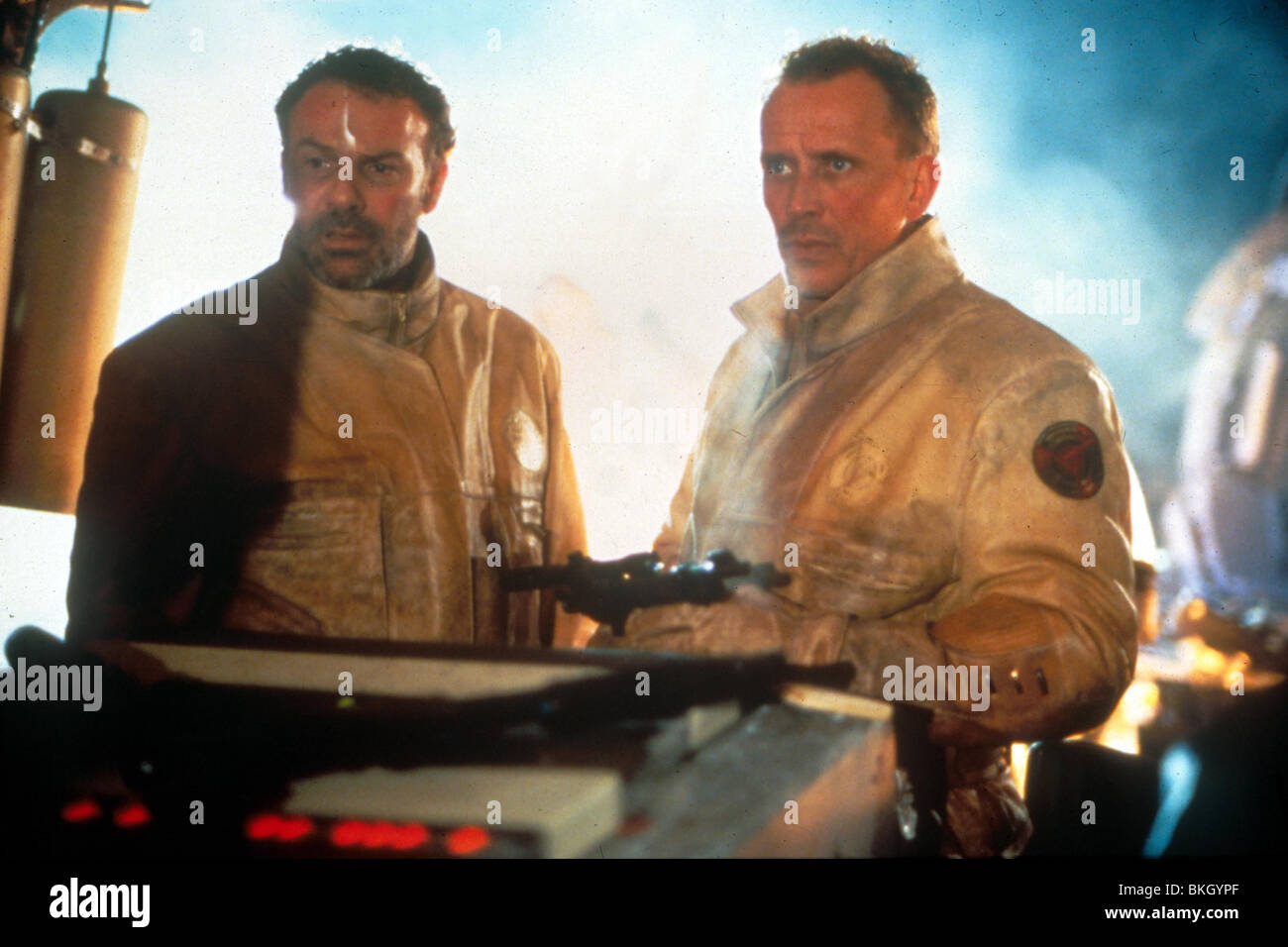 SCREAMERS (1995) RON WHITE, PETER WELLER SCER 008 Stock Photo - Alamy