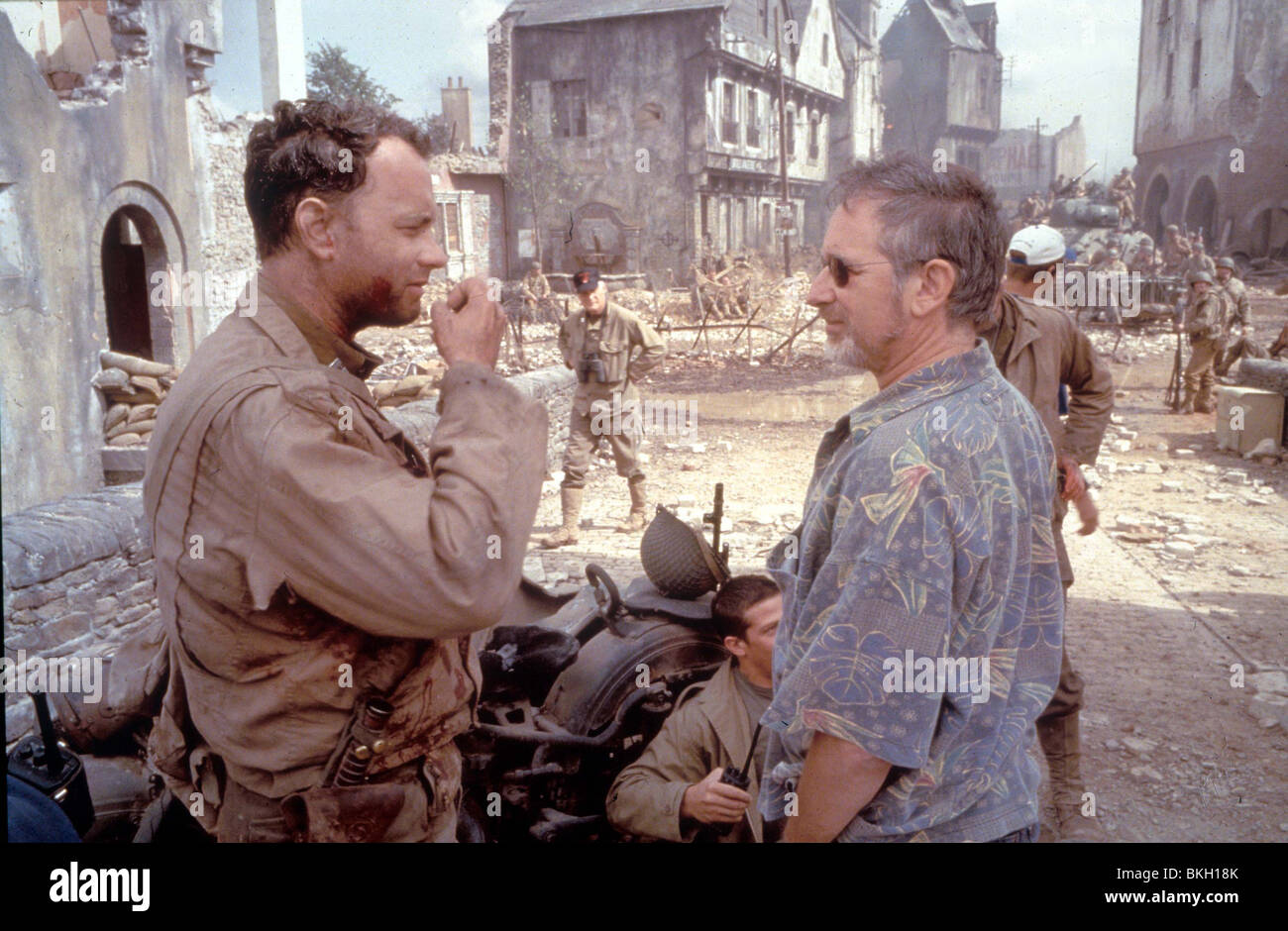 STEVEN SPIELBERG (DIR) O/S 'SAVING PRIVATE RYAN' (1998) WITH TOM HANKS ...