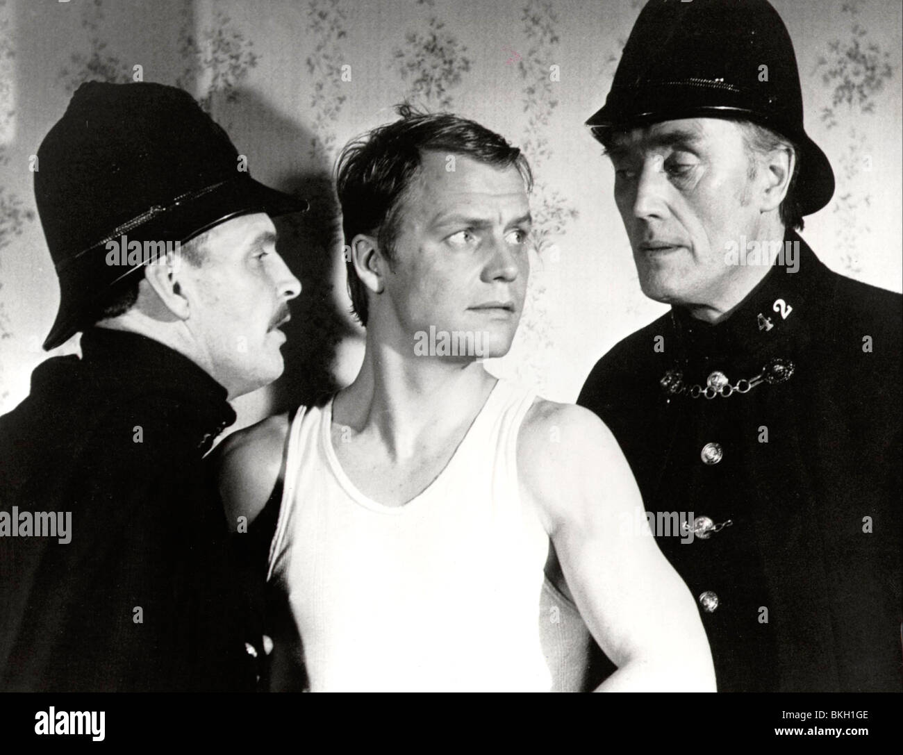 THE STICK UP (1977) MUD (ALT) DAVID SOUL TSKU 005P Stock Photo - Alamy