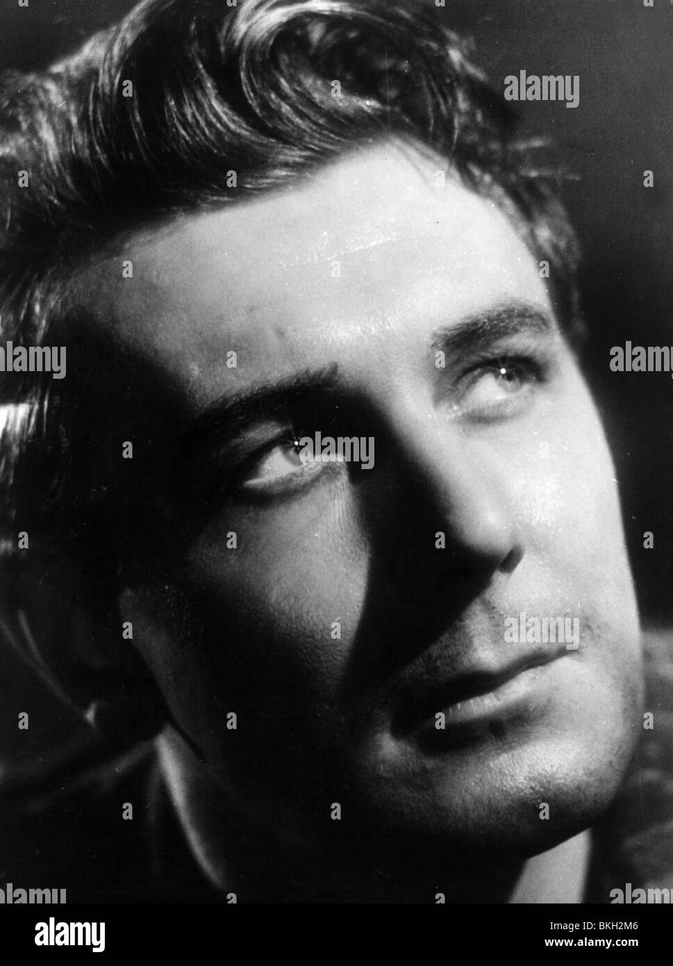 THUNDER ROCK (1942) MICHAEL REDGRAVE THRK 002P Stock Photo - Alamy