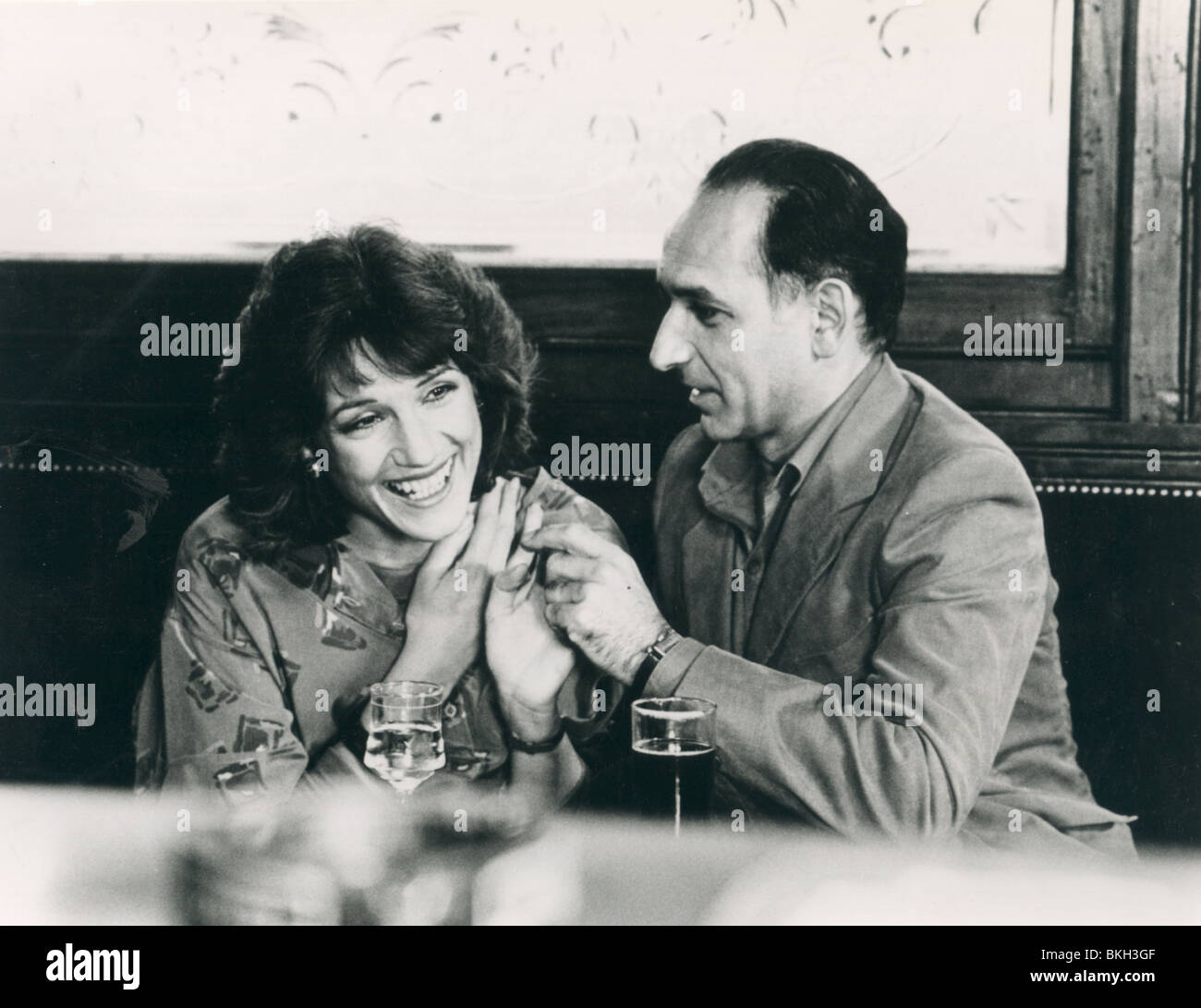 TURTLE DIARY (1986) HARRIET WALTER, BEN KINGSLEY TTDY 001P Stock Photo ...