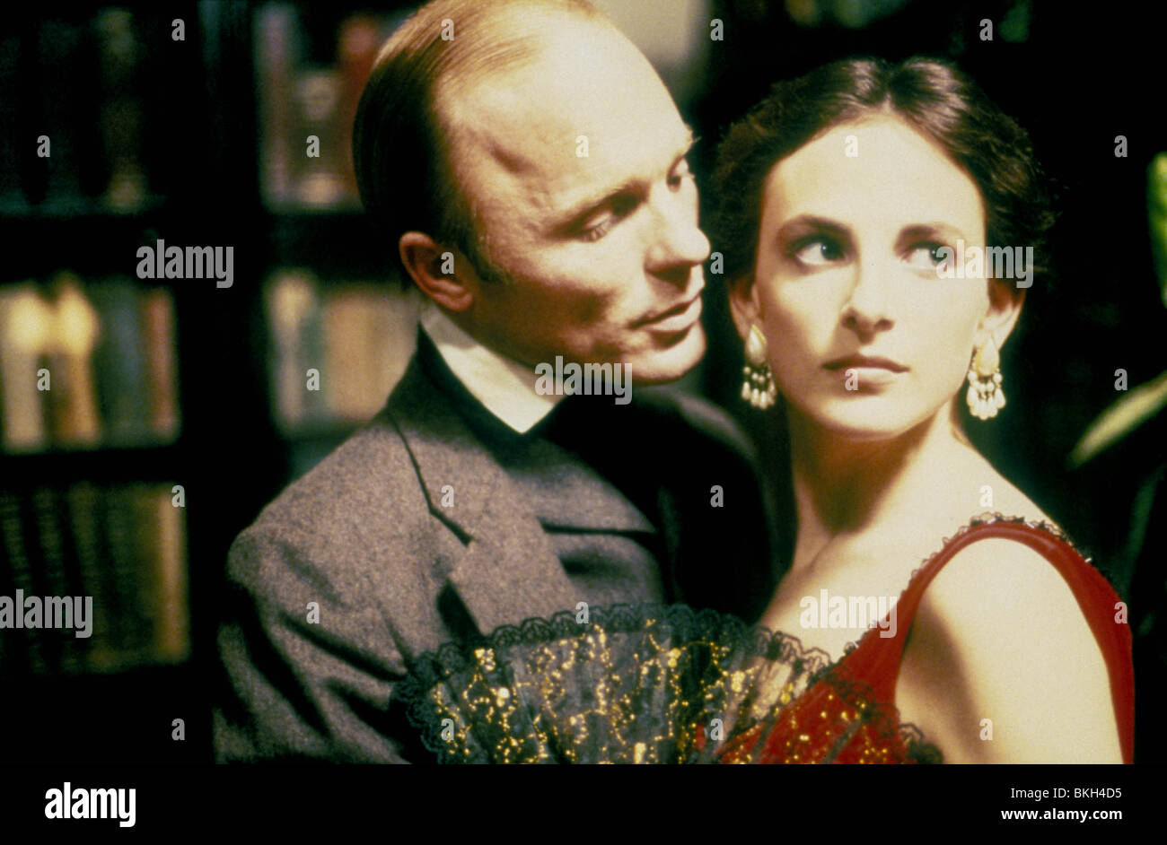 WALKER (1987) ED HARRIS, MARLEE MATLIN WLK 006 Stock Photo - Alamy