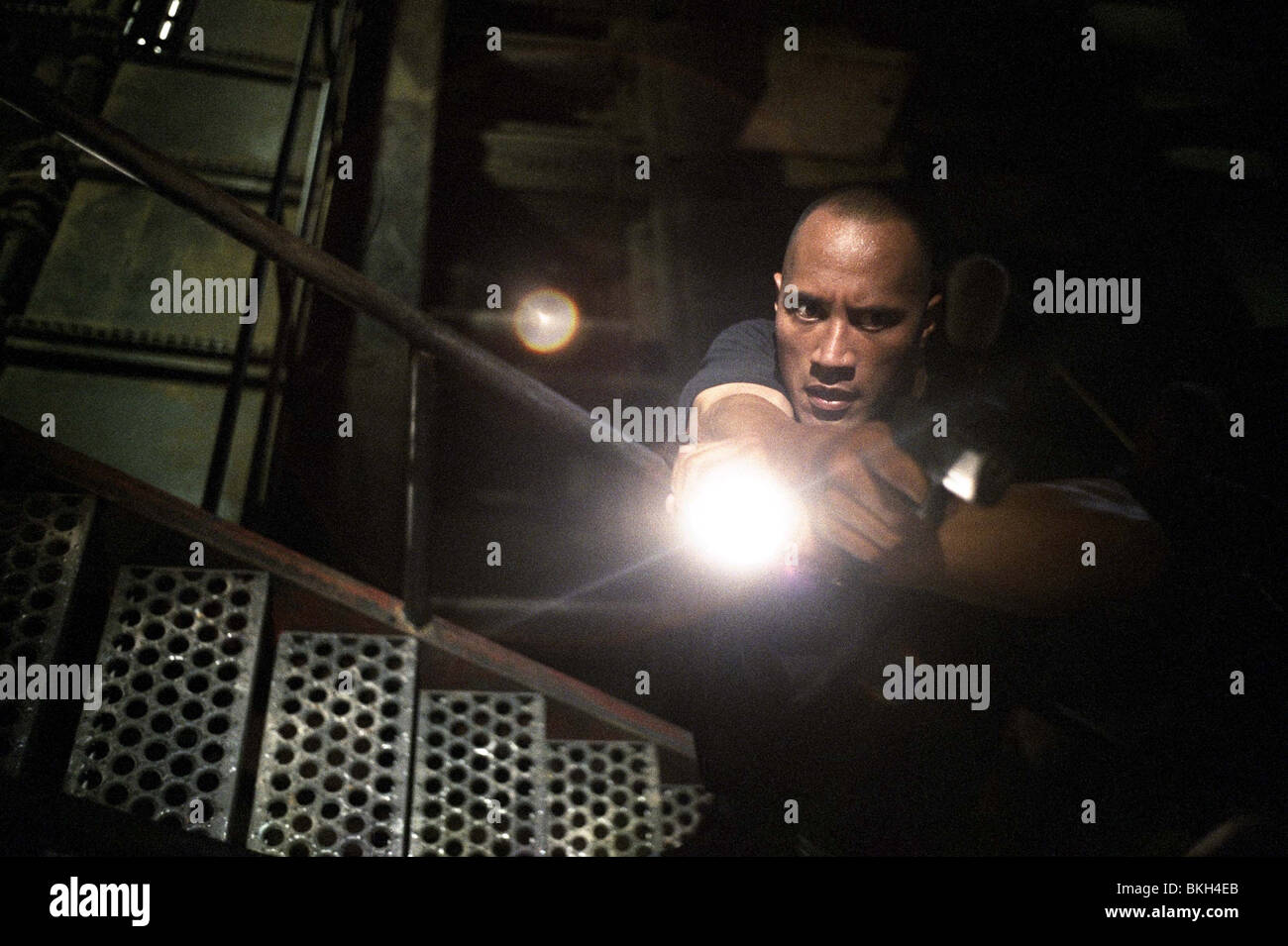 WALKING TALL (2004) DWAYNE JOHNSON (THE ROCK) WTLL 001-10 Stock Photo ...
