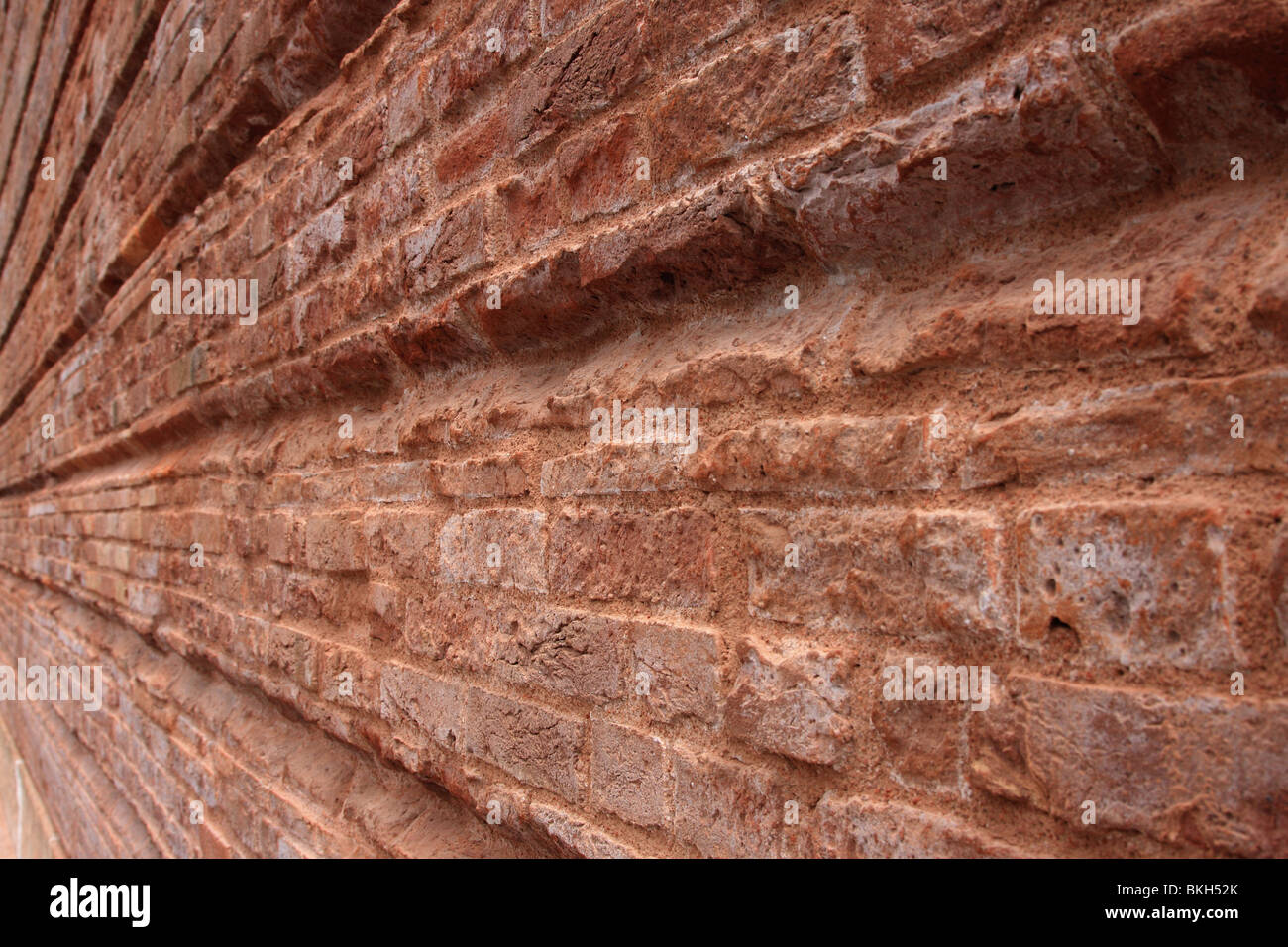 Convergent lines of a brick wall Stock Photo - Alamy