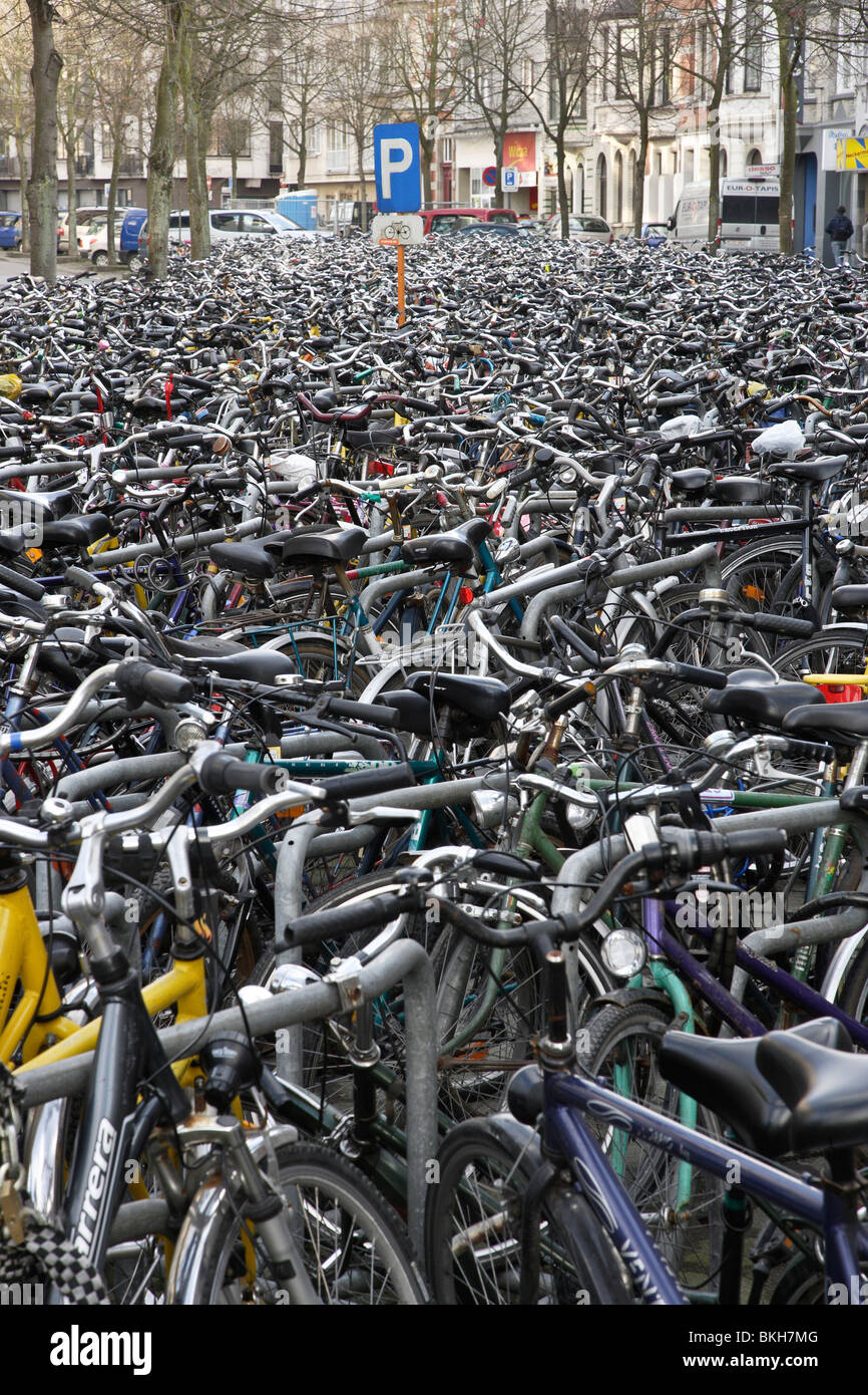 Hundreds and thousands hi-res stock photography and images - Alamy