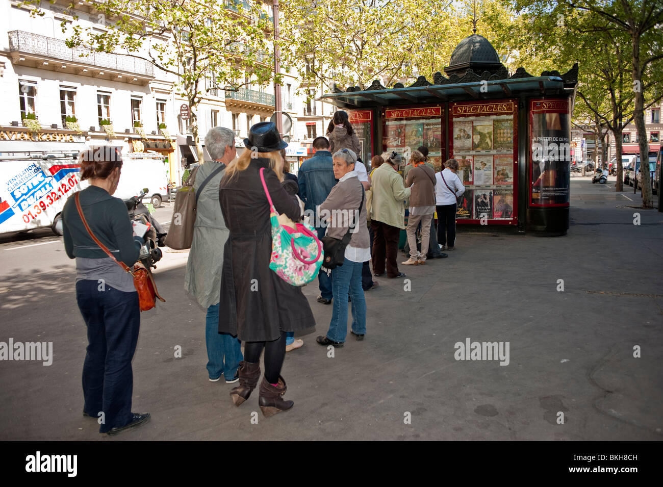 Crowds of people lining hi-res stock photography and images - Alamy
