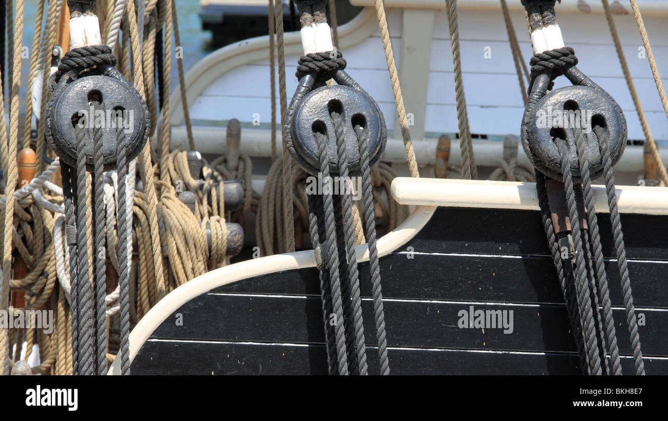Old fashioned ship boat rigging hi-res stock photography and images - Alamy