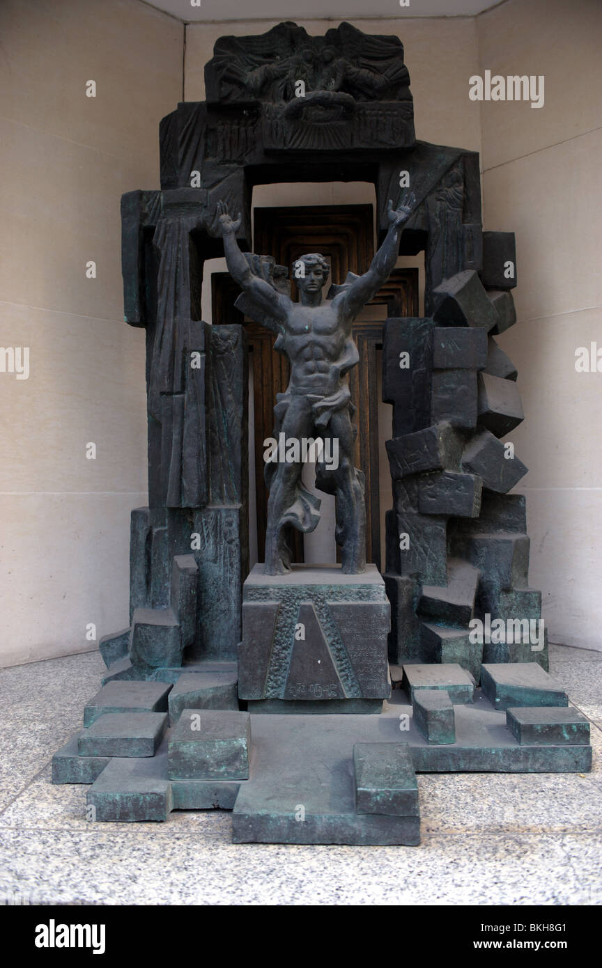 'Break the Wall of Distrust' statue by Zurab Tsereteli 'The Peoples ...