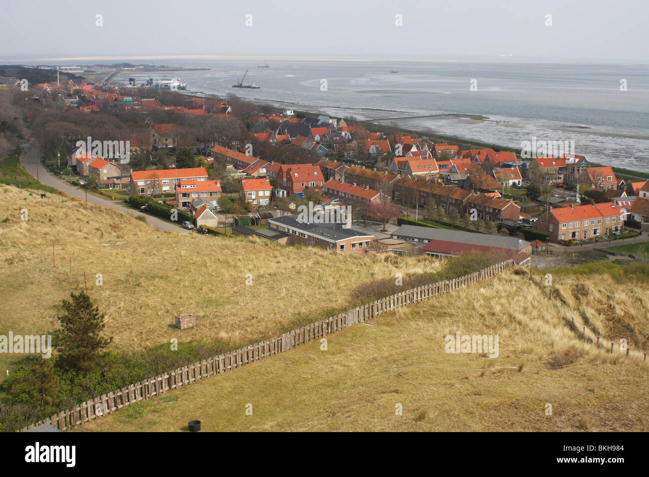 Uitzicht vanaf de vuurtoren op het dorp Oost-Vlieland Stock Photo - Alamy