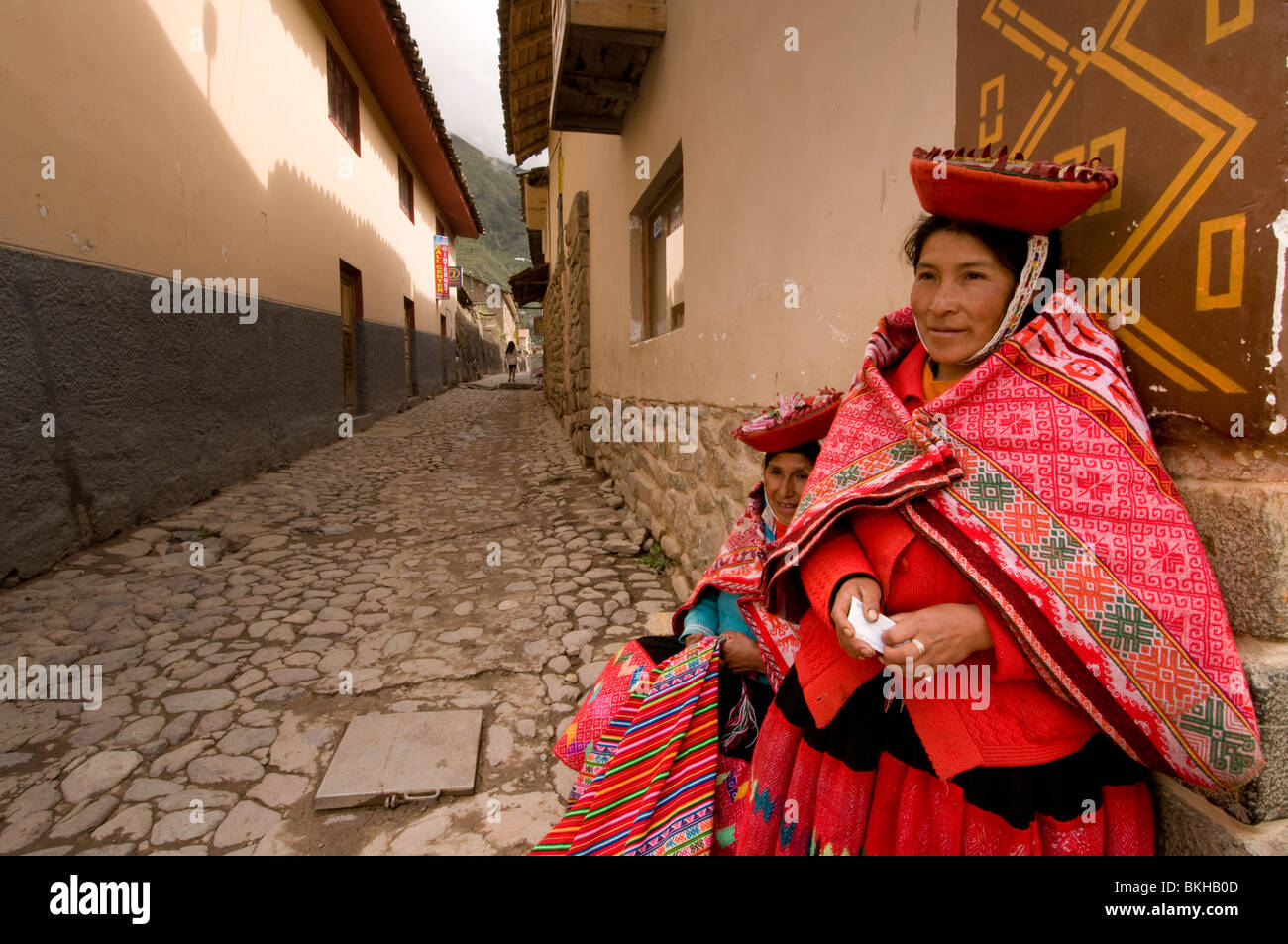 Two Peruvian ladies in traditional dress in Ollantaytambo, Peru Stock ...