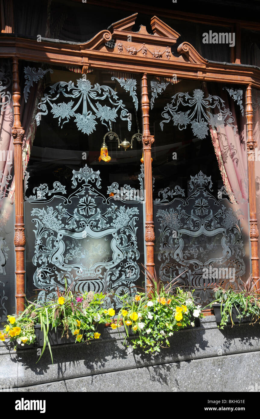 Pub glass window hi-res stock photography and images - Alamy