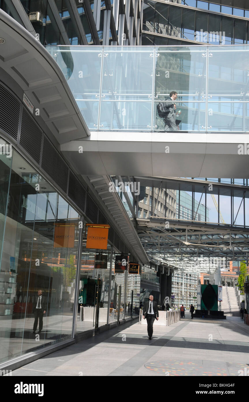 UK OFFICE WORKERS AT NEW BUILDINGS NEAR VICTORIA STATION LONDON Stock ...