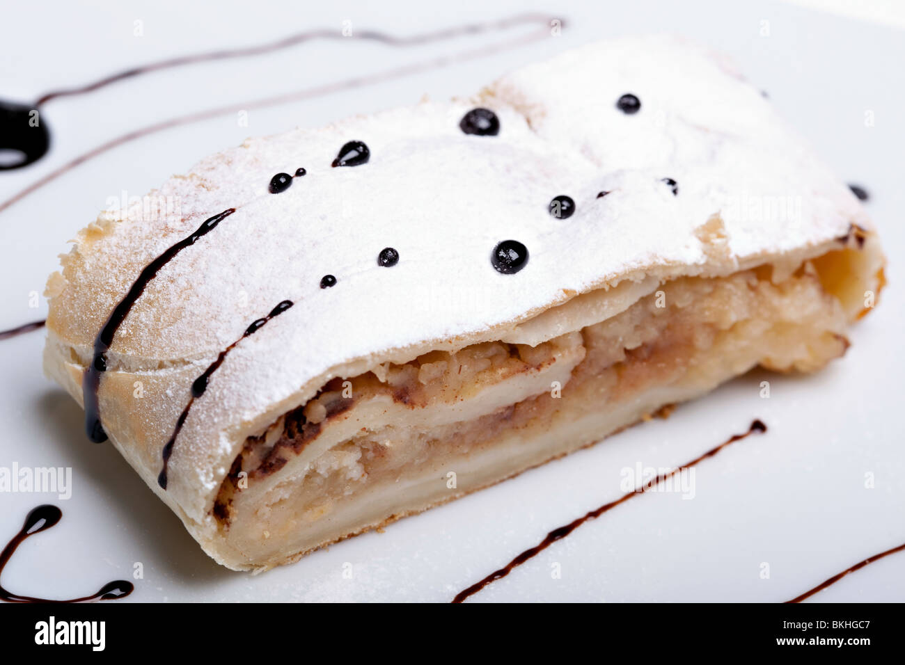 Strudel cake hi-res stock photography and images - Alamy