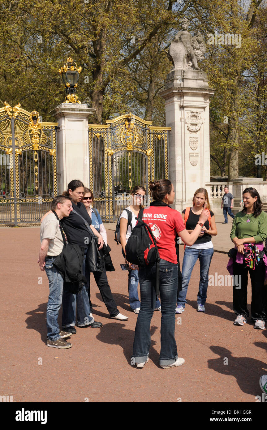 UK TOURISTS OUTSIDE BUCKINGHAM PALACE IN LONDON Stock Photo - Alamy