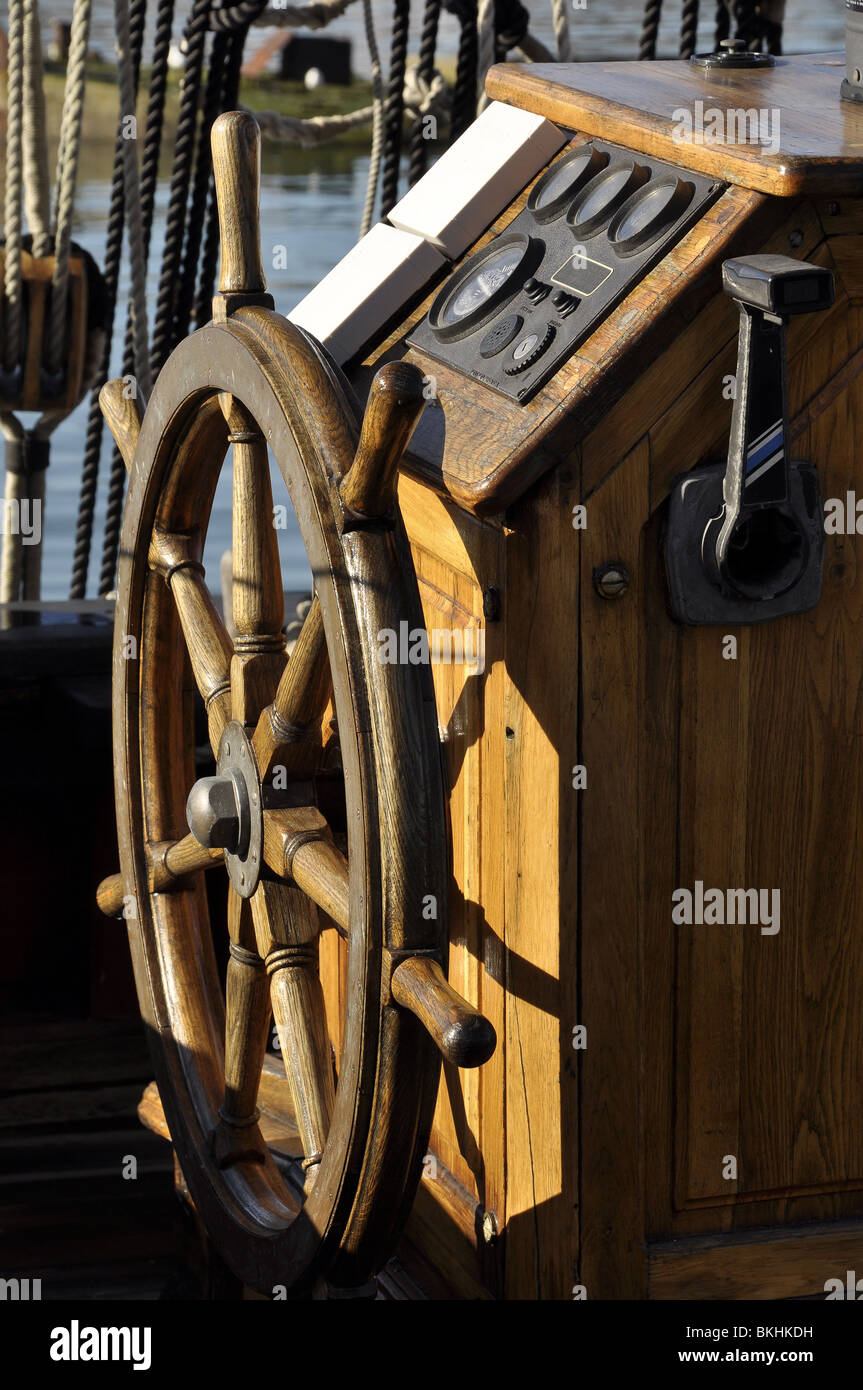 Ships wheel hi-res stock photography and images - Alamy