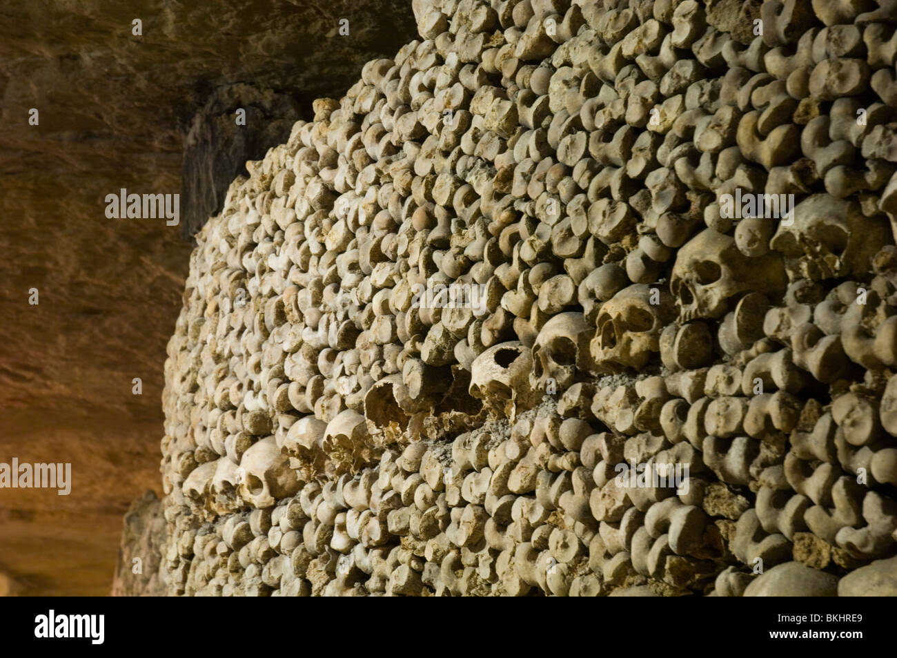 Skulls decorate the underground tunnels of the Paris Catacombs Stock ...