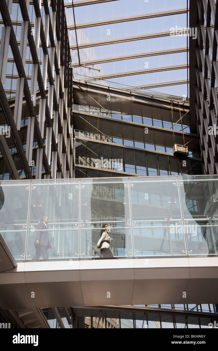 UK OFFICE WORKERS AT NEW BUILDINGS NEAR VICTORIA STATION LONDON Stock ...