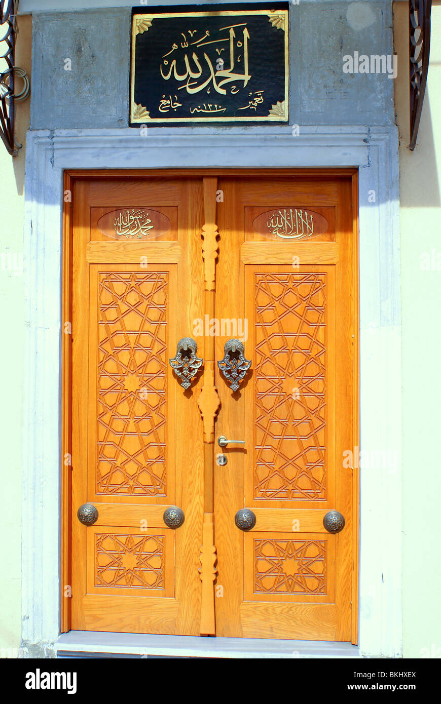 Traditional arabic door Stock Photo - Alamy