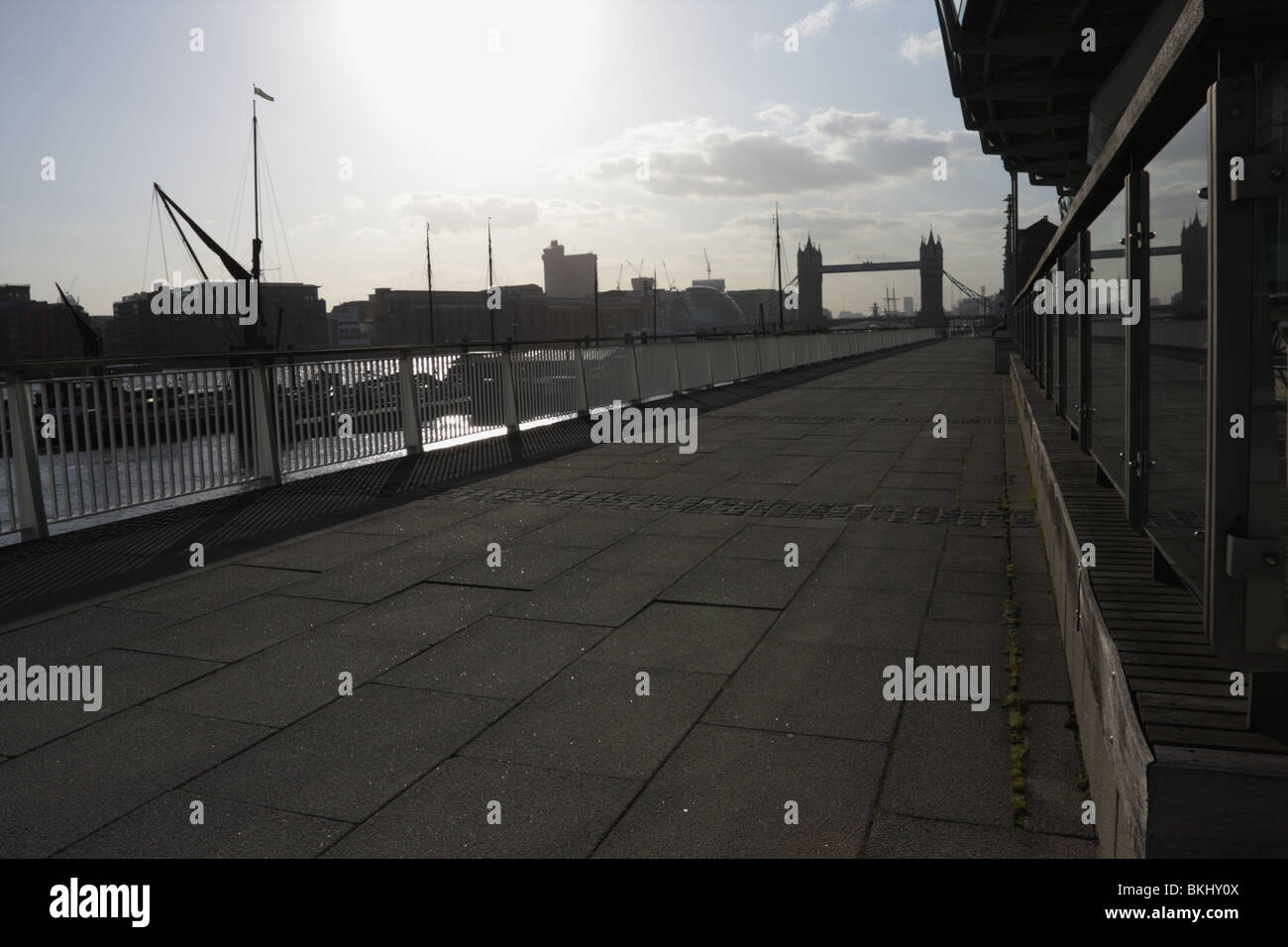 Thames pathway hi-res stock photography and images - Alamy