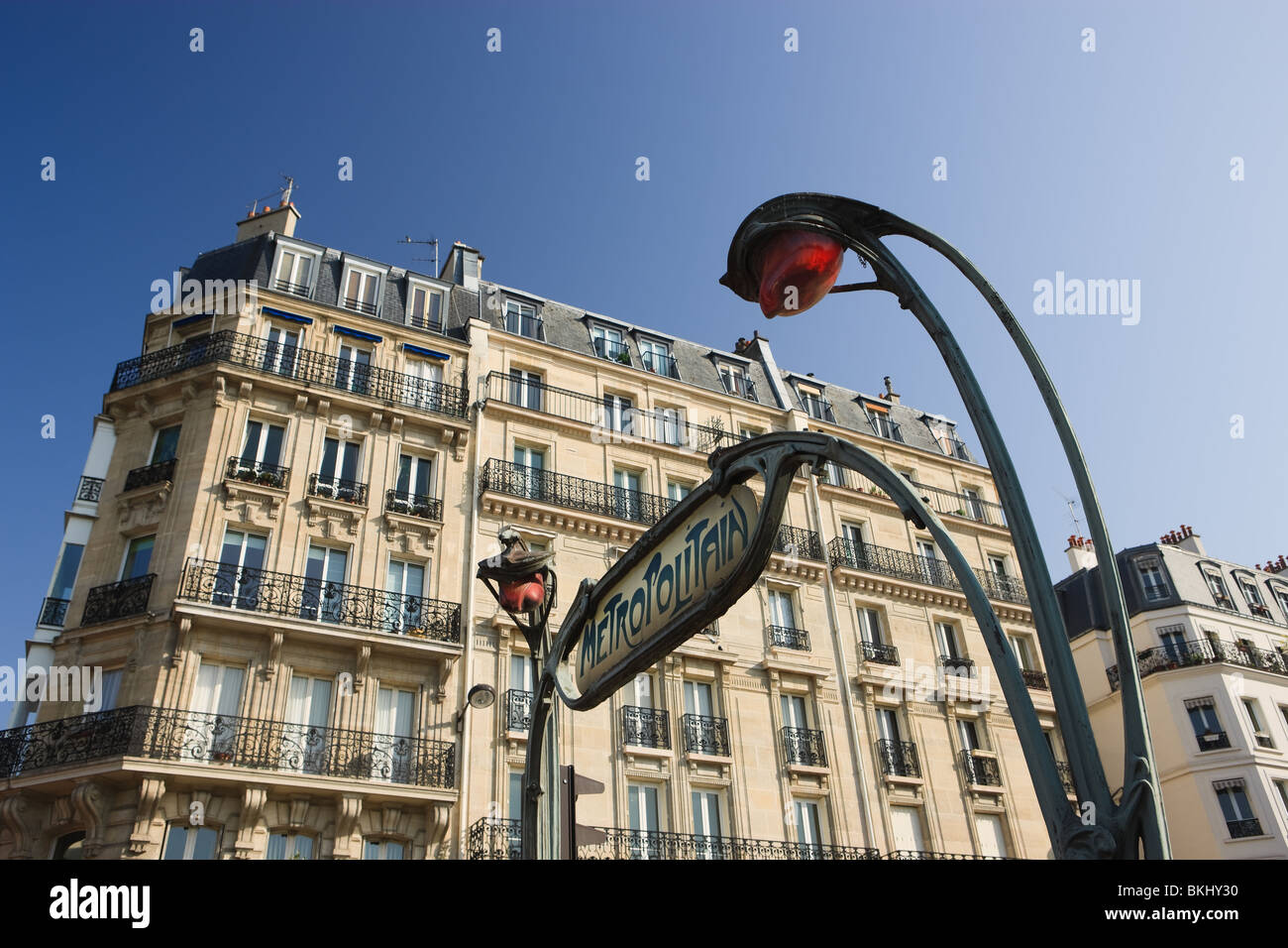 Paris metropolitan buildings hi-res stock photography and images - Alamy