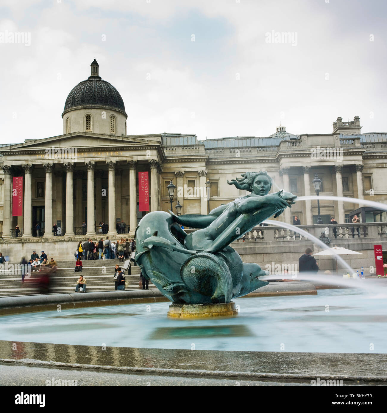fountains trafalgar square london Stock Photo - Alamy