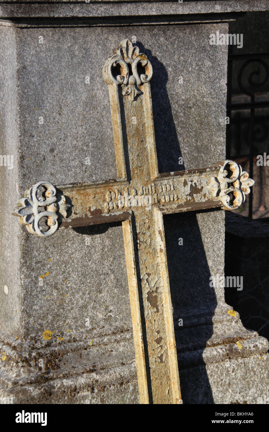Old cross in graveyard Stock Photo - Alamy