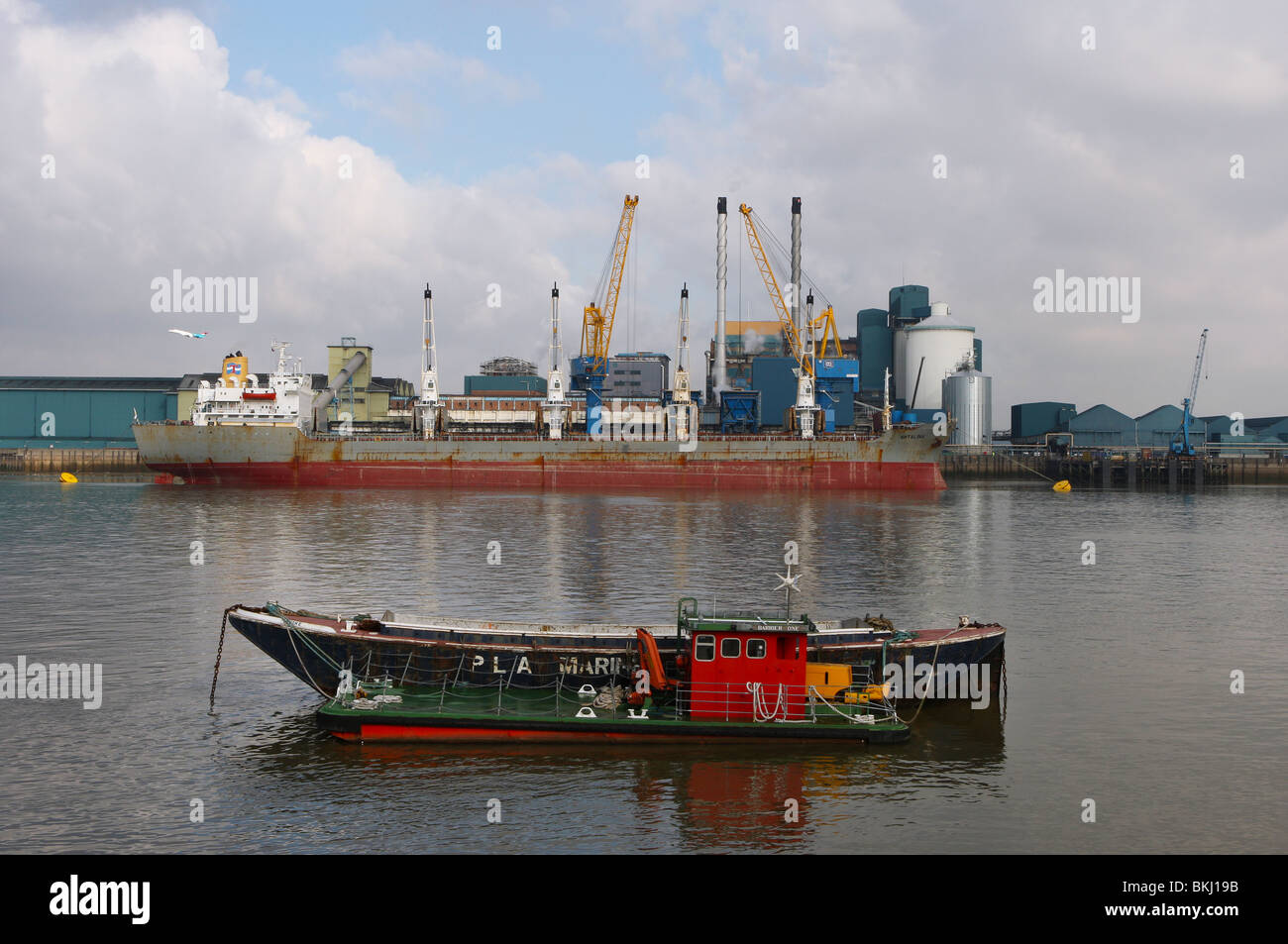 Tate lyle factory silvertown london hi-res stock photography and images ...