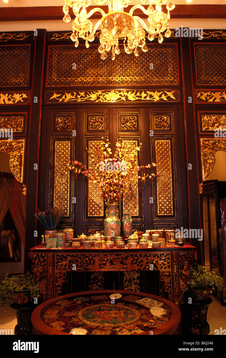Chinese home altar hi-res stock photography and images - Alamy