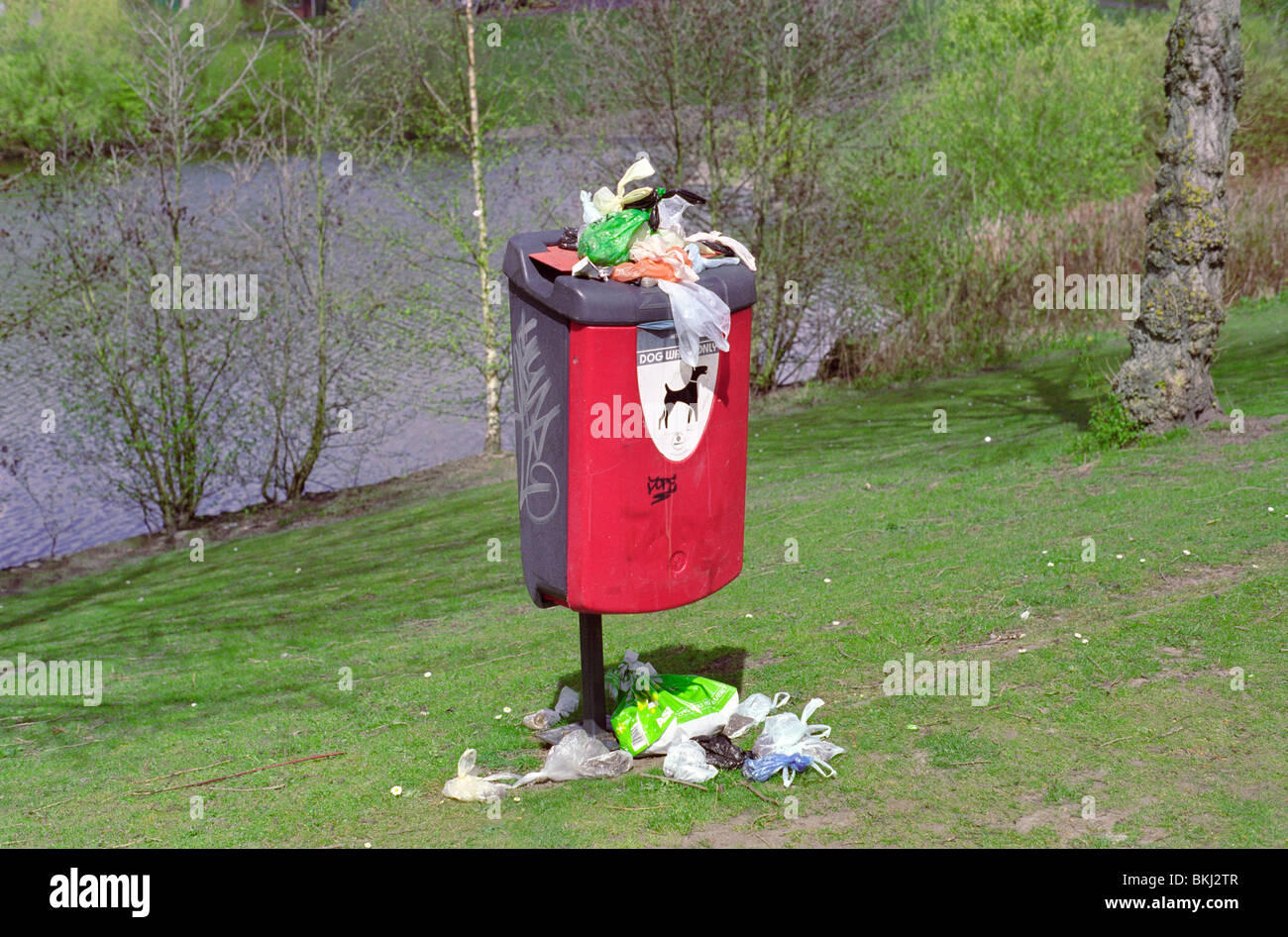 Council litter bin hi-res stock photography and images - Alamy