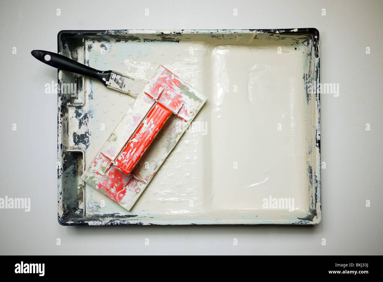 Paint tray and brush and paint pad Stock Photo - Alamy
