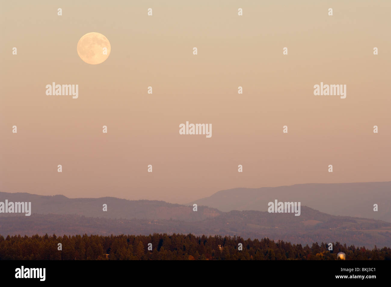 Full moon over portland oregon hi-res stock photography and images - Alamy
