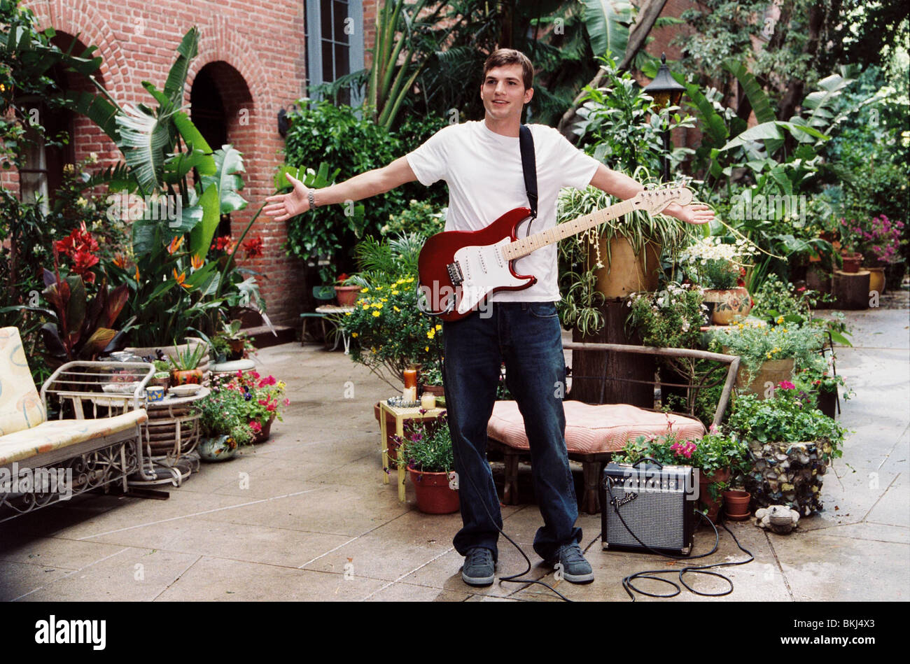 A LOT LIKE LOVE (2005) ASHTON KUTCHER LLLV 001-04 Stock Photo - Alamy