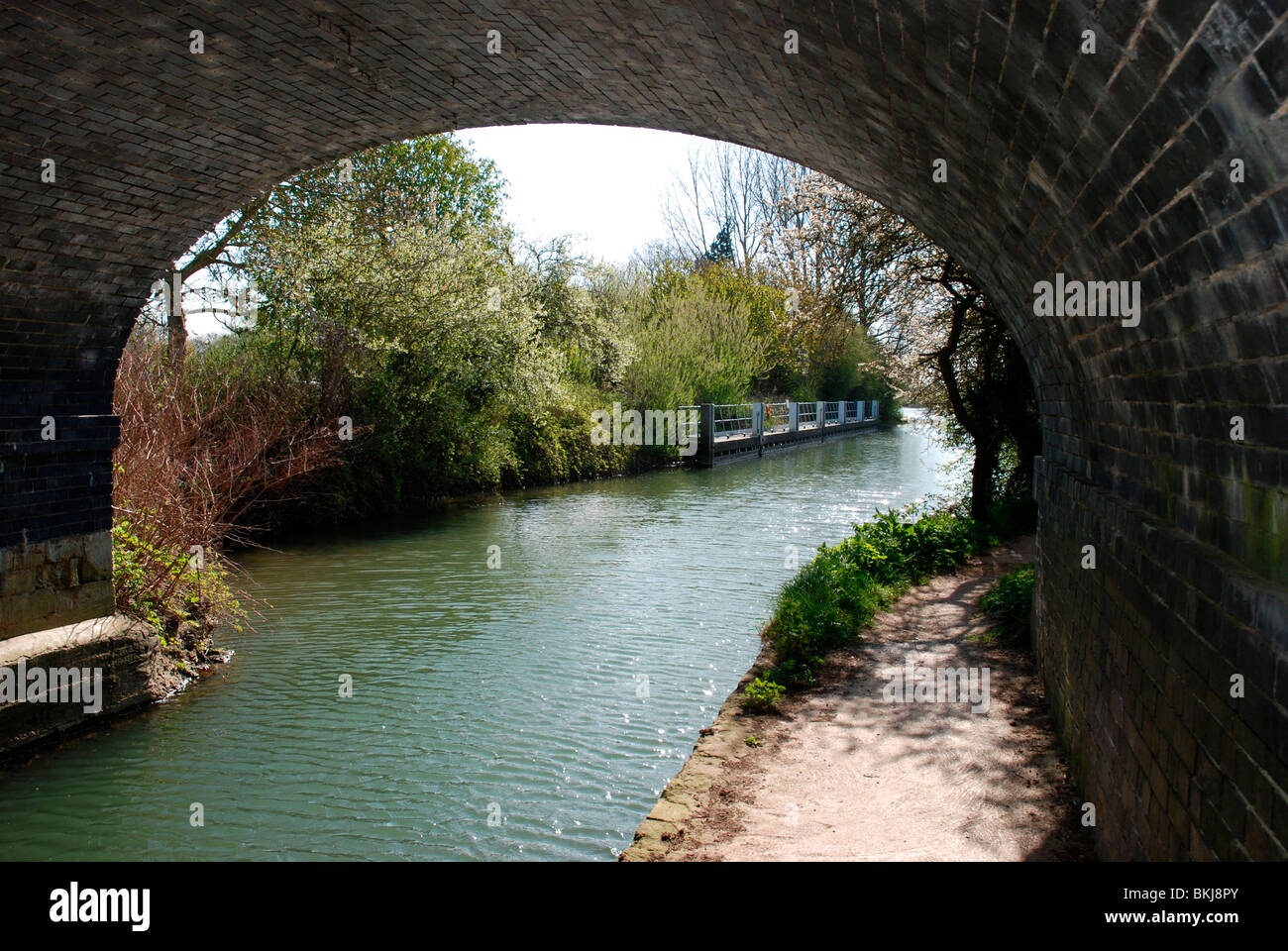 Thames river tow path hi-res stock photography and images - Alamy