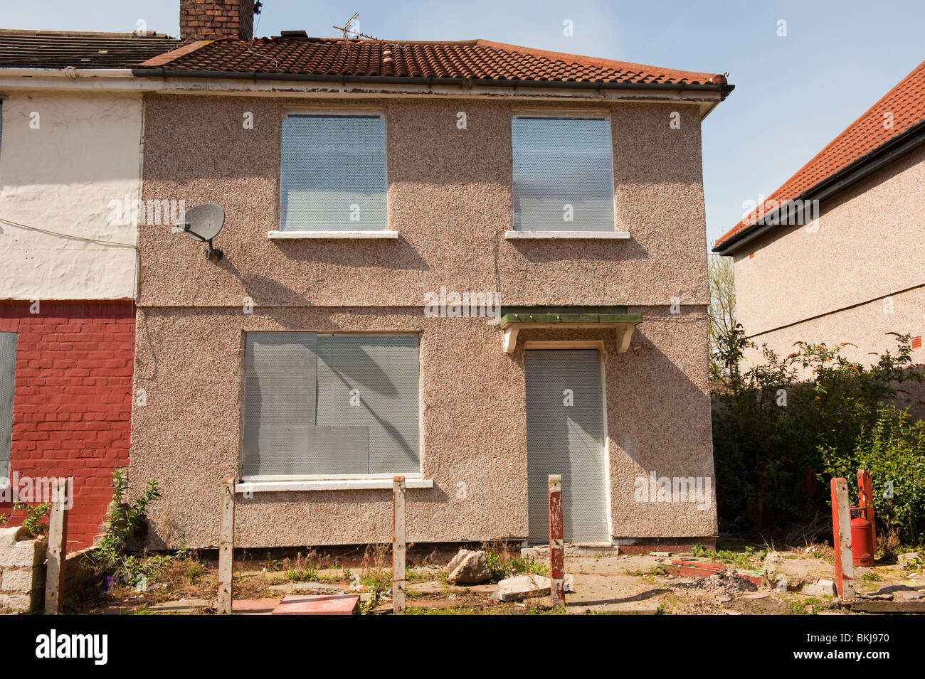 Boarded up empty house UK Stock Photo - Alamy