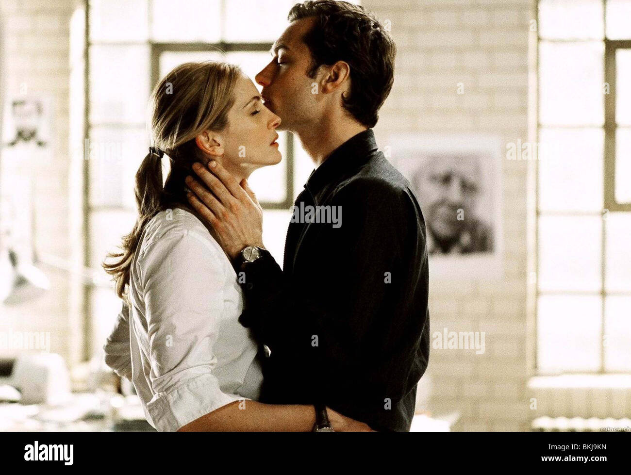 Closer 2004 julia roberts hi-res stock photography and images - Alamy