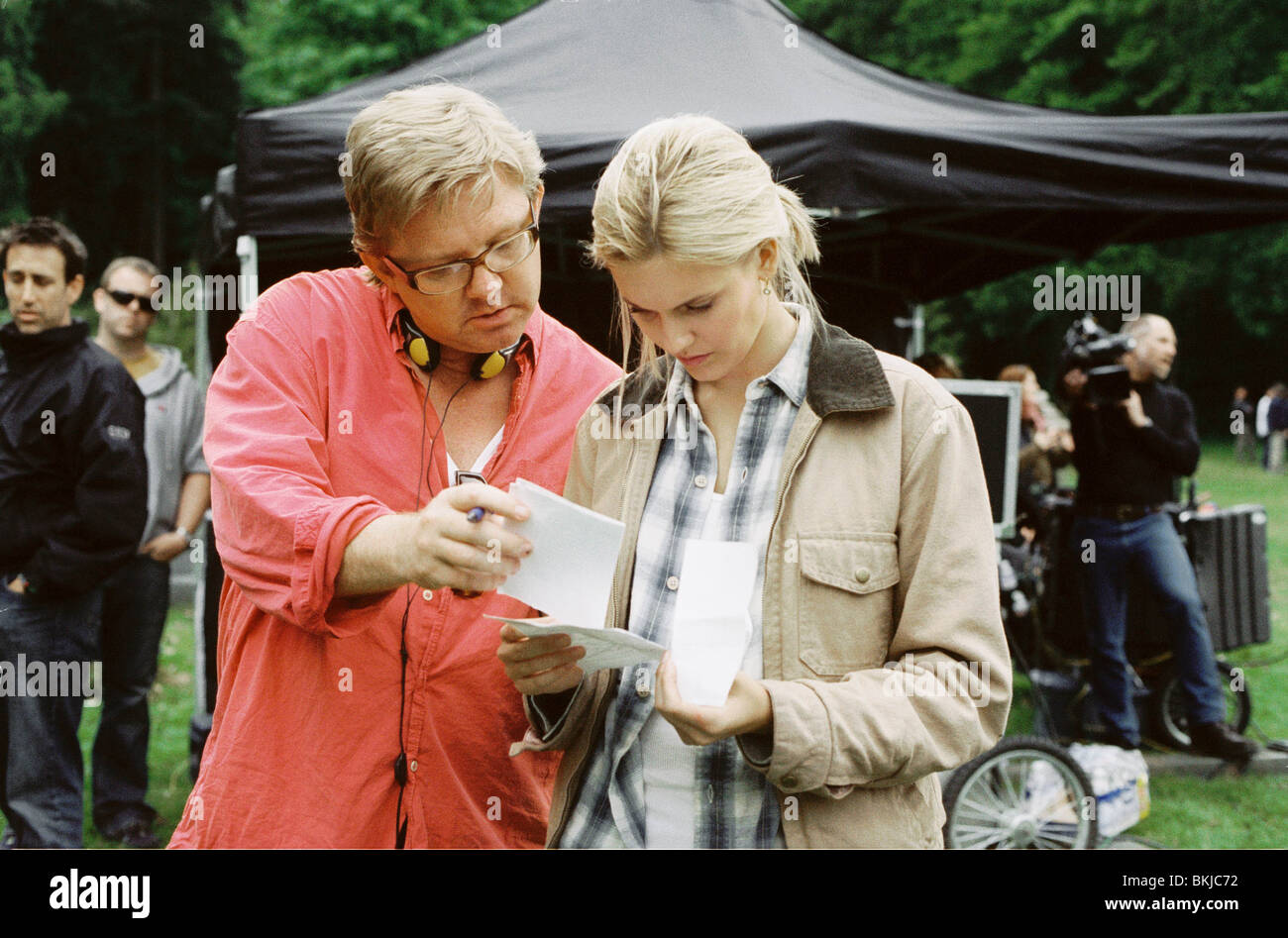 O/S 'THE FOG' (2005) WITH RUPERT WAINWRIGHT (DIR), MAGGIE GRACE TFOG ...