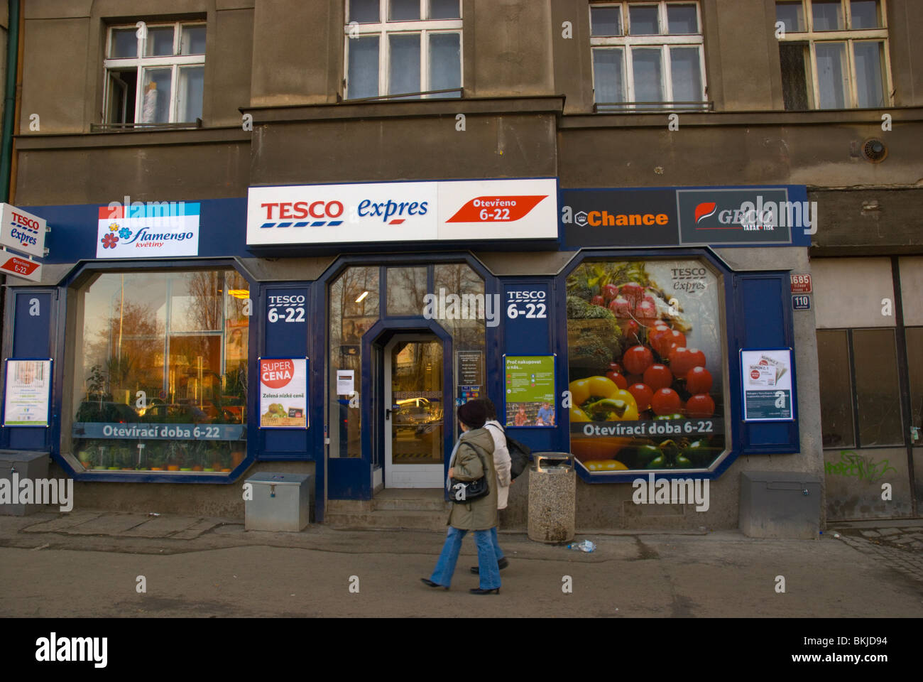 Tesco express hi-res stock photography and images - Alamy