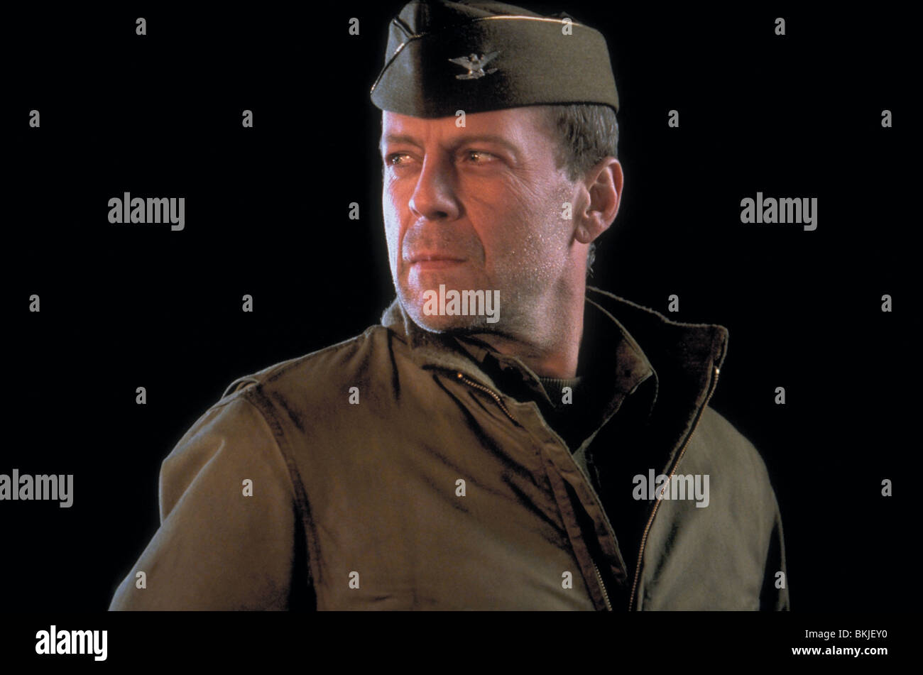 HART'S WAR (2002) BRUCE WILLIS HTWR 002-035 Stock Photo - Alamy